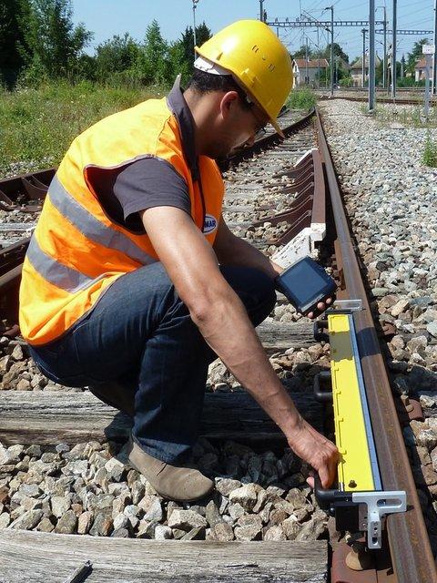PORTABLE RAIL STRAIGHTNESS MEASURING DEVICE WITH PDA